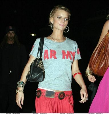 Paroles et traduction Jessica Simpson : These Boots Are Made For Walkin ...